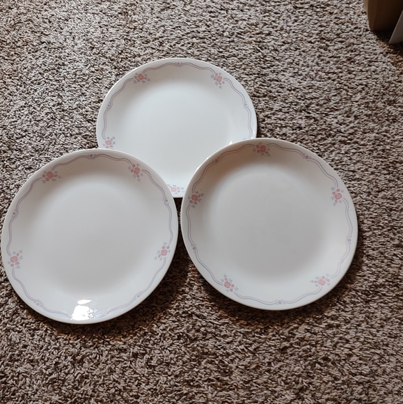 Corelle | Kitchen | Set Of 3 Corelle Dinner Plates In The English ...
